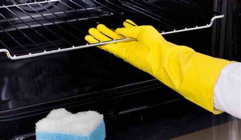Pulire il forno incrostato senza spendere soldi non è utopia è realtà