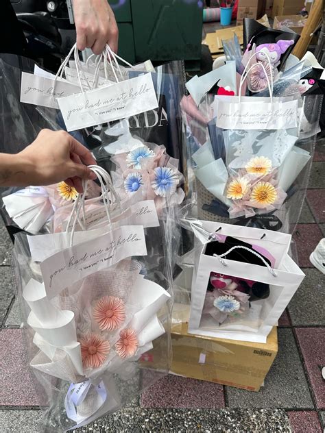 今天第二次出攤 依舊下雨天 沒有任何工具的我 手拎著花就來了ಥ ಥ 莊敬高職 然後遇到了一家三代的賣花同行（阿公阿嬤媽媽孩子） 問了一下媽媽