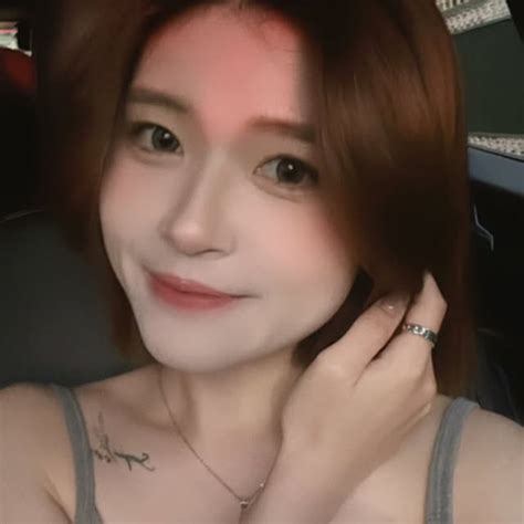 請問各位 有沒有推薦的台南美甲！ 本人在意美甲的燈線跟弧度！ 一直找不到喜歡的美甲師 聽說脆的網友都很厲害🥲🥲 可不可以推薦一下🥲🥲 我真的找