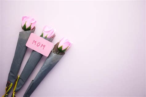 Premium Photo Mother Say Concept With Pink Color Rose Flower And Mom Text On Paper