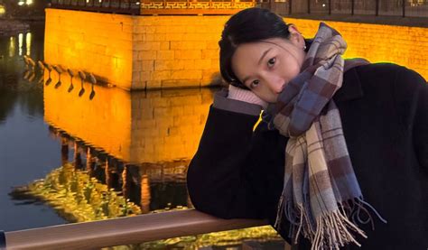 정소연 네이비 코트와 체크 스카프로 완성한 얼죽코 스타일링