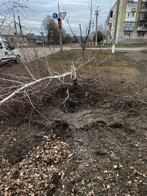 На Харківщині російський снаряд влучив прямо у двір поранено літнього чоловіка поліція