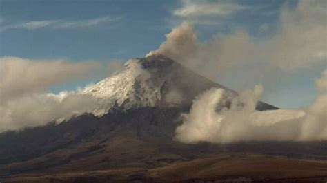 Varias Localidades De Ecuador Registran Caída De Ceniza Del Volcán