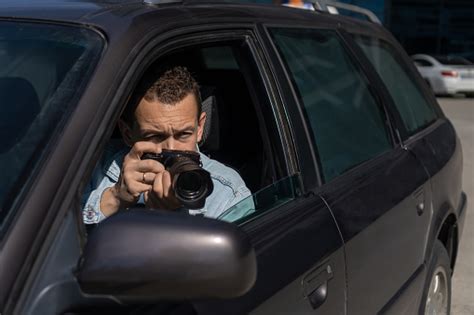 숨겨진 사진 파파라치 콘셉 포토그래퍼는 전문가용 카메라를 사용합니다 차창에 있는 사립 탐정 남자 모바일 리포터 직장에서 포토 저널리스트 형사 또는 수사관 35 39세에 대한