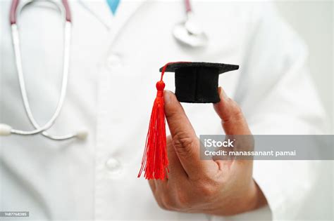 병원에서 졸업 모자를 들고 아시아 여성 의사 의학 교육 개념 간호사에 대한 스톡 사진 및 기타 이미지 간호사 감정 건강 진단 Istock