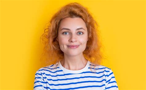 Mujer Pelirroja Bonita Con La Cara Aislada En Un Fondo Amarillo Cara