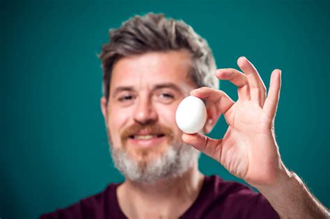 손에 달걀을 들고 수염을 기고한 남자의 초상화 사람과 음식 개념 남자에 대한 스톡 사진 및 기타 이미지 남자 건강한 식생활 노랑 Istock