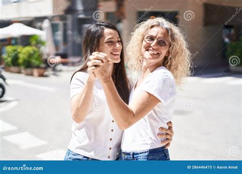 Dos Mujeres Madre E Hija Bailando En La Calle Imagen De Archivo