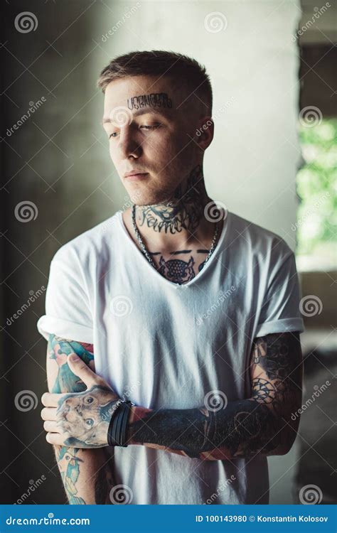 Hombre Hermoso Con El Cuerpo Tatuado Foto De Archivo Imagen De