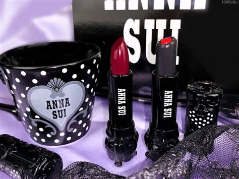 アナ スイanna Sui “漆黒”の表情美を堪能できる、新ライン『sui Black』が81誕生！「スイ ブラック ルージュ」と「スイ