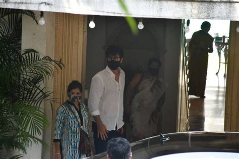 Rajiv Kapoor Funeral Ranbir Kapoor Randhir Kapoor Turn Pallbearers