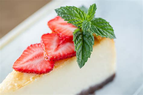흰 접시에 딸기와 민트 잎을 곁들인 맛있는 치즈 케이크 조각 건강한 식생활에 대한 스톡 사진 및 기타 이미지 건강한 식생활 과일 구도 Istock