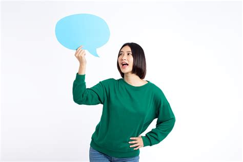 하얀 배경에 고립된 빈 파란색 말풍선을 들고 있는 아시아의 젊은 여성의 초상화 25 29세에 대한 스톡 사진 및 기타 이미지