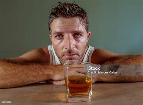 영 낭비 및 우울에 더러운 내의 알코올 중독 문제 고 술 중독 알콜 개념에 고립 된 배경에 고통 절망 위스키의 유리를 마시는 알코올 중독자 남자 건강관리와 의술에 대한 스톡