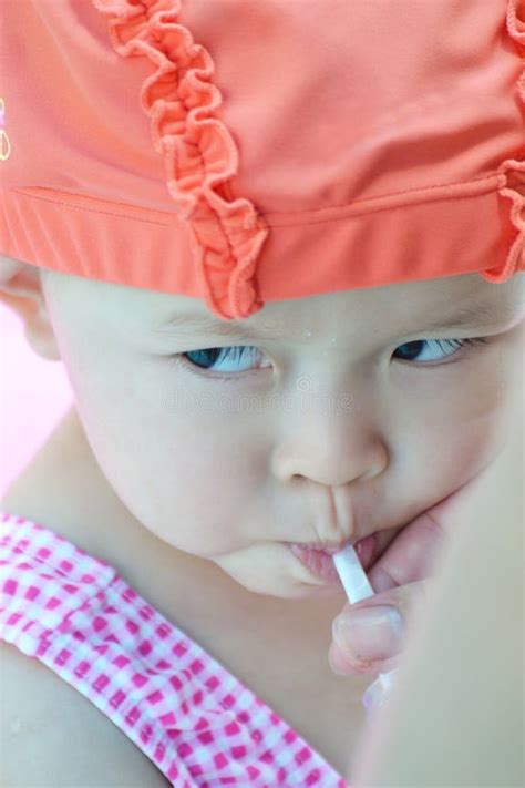 Gullig Flicka Fotografering För Bildbyråer Bild Av Badar 24270855