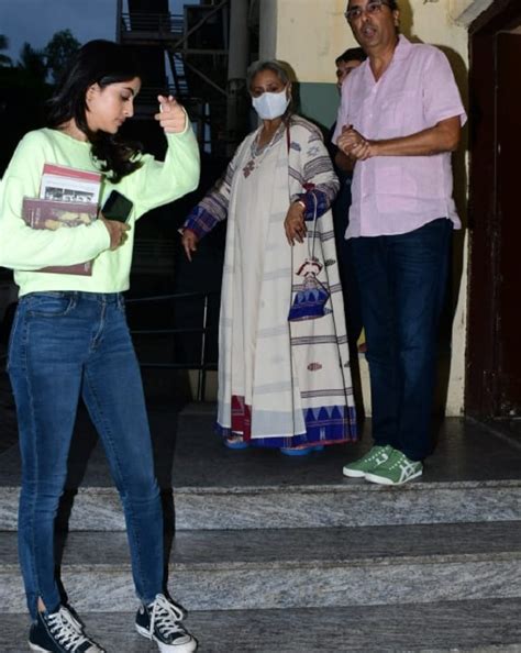 Movie Time देर रात नव्या संग मूवी देखने निकलीं जया बच्चन कैमरे में