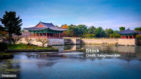 동궁 월지연못 안지공원 등 한국 전통 건축물과 정원이 있는 경주시 랜드마크 문화유산 역사에 대한 스톡 사진 및 기타 이미지