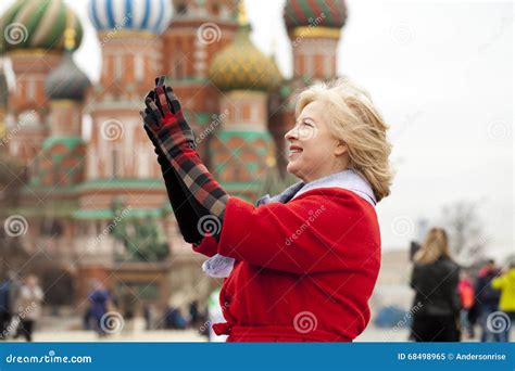 Reife Blondine Auf Rotem Platz In Moskau Stockbild Bild Von Erwachsener Person