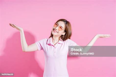 ピンクの背景にポーズをとっているアジアの若い女の子の写真 1人のストックフォトや画像を多数ご用意 1人 インドネシア人 カジュアル