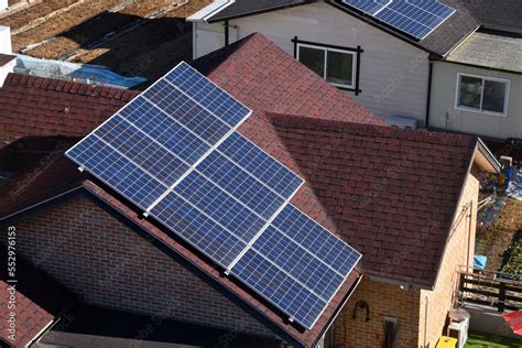 가정의 전기요금을 줄이기 위해서 주택의 지붕에 설치한 태양광패널 Foto De Stock Adobe Stock