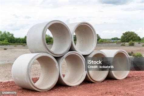 건설 현장의 콘크리트 배수 파이프 콘크리트 배수 파이프는 건설을 위해 적층 하이웨이 로드 근처 건설 현장의 콘크리트 배수관 개발에 대한 스톡 사진 및 기타 이미지 Istock