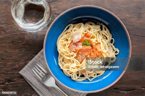 전통 이탈리아 음식 파스타 카르보나라 베이컨 햄과 치즈 스파게티 나무 테이블에 치즈 0명에 대한 스톡 사진 및 기타 이미지 0명 고기 국수 Istock
