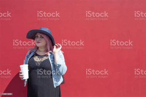 여름에는 빨간 벽 앞에서 상쾌한 음료를 마시는 모자를 쓴 행복한 여성 건강한 생활방식에 대한 스톡 사진 및 기타 이미지 건강한 생활방식 건강한 식생활 라틴 아메리카