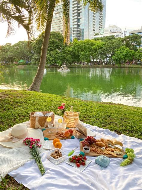 Pin By Mc On A Walk In Some Grass Picnic Date Food Picnic Foods
