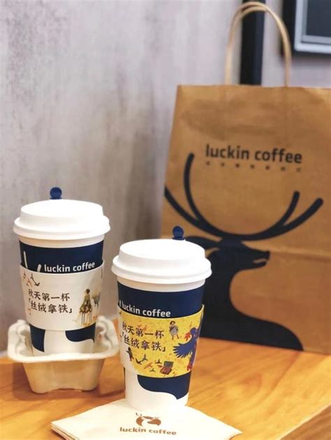 瑞幸丝绒拿铁系列，顺滑添暖意，记得选不另外加糖哦拿铁丝绒奶油新浪新闻