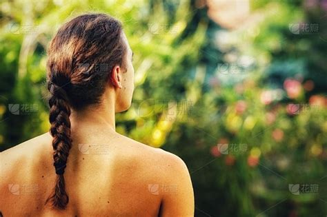 一个长头发的帅哥正在野外摆造型。