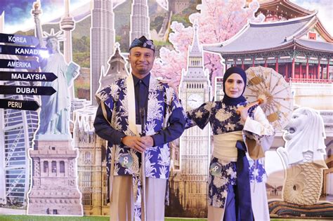 Dalam Ajang Peragaan Wastra Jabar Tahun Pj Bupati Dan Pj Ketua