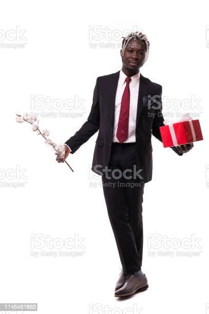 고립 된 흰색 배경에 손에 선물 상자를 들고 젊은 아프리카 미국 사업가 경영자에 대한 스톡 사진 및 기타 이미지 경영자 남자 넥타이 Istock