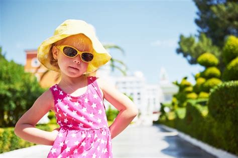 Porträt Eines Glücklichen Mädchens Draußen Im Sommertag Kostenlose Foto