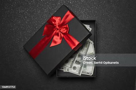 빨간 리본이 달린 열린 검은 선물 상자와 돈이 담긴 커다란 활 0명에 대한 스톡 사진 및 기타 이미지 0명 검은색 검은색 상자 용기 Istock