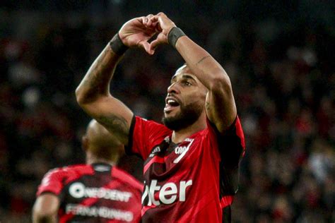 €2milhões Athletico Pr Decide Após Oferta Do Corinthians Para Vender