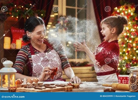 Cocinar Las Galletas De La Navidad Imagen De Archivo Imagen De Junto