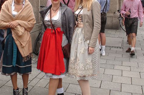 옥 토 버 페스트 여자 옷 입고와 뮌헨 독일 유럽에서 Lederhosen 현장 사람들 2018년에 대한 스톡 사진 및 기타