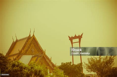 거 대 한 스윙 와트 탓 사원 앞에 있는 종교적인 구조의 빈티지 볼 수 있습니다 그것은 브라만 의식에 사용 되었다 고 방콕 유명한 관광 명소 중 하나입니다 그네에 대한 스톡