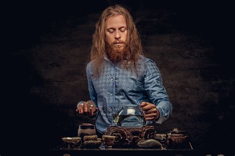 다도 개념입니다 긴 머리와 전체 수염 레드 Hipster 남자의 초상화 입고 파란색 셔츠 티 수 제 차 세트를 사용 하 여