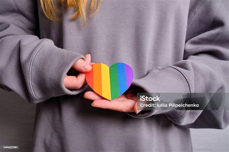 여성의 손에 종이에서 무지개 마음 Lgbt 플래그 6 월 Lgbtqia 프라이드 의 달 레즈비언 게이 양성애자 트랜스젠더 남녀