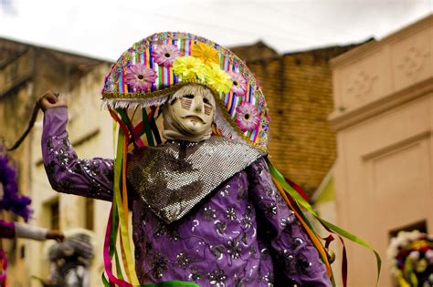 Papangus E Caretas Cultura Popular é Central Para Carnaval Do Interior