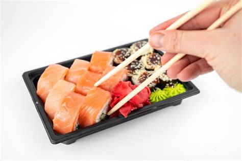 스시는 플라스틱 용기 핑크 생강 와사비에 담으십시오 초밥 배달 개념 프리미엄 사진