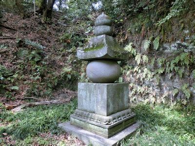 多宝寺址の覚賢五輪塔とやぐら群鎌倉浄光明寺
