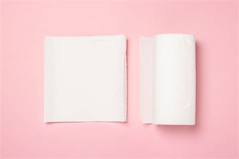 분홍색 배경에 종이 타월과 몇 조각 수건의 롤 100 천연 제품을 컨셉으로 섬세 하 고 부드러운 플랫 레이 상단 보기 배너