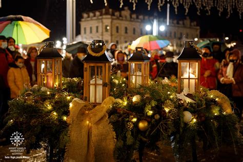 Fellobbant az első adventi gyertya lángja a Szent László téren