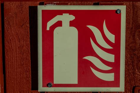Tanda Pemadam Api Tanda Merah Putih Di Dinding Kayu Merah Foto Stok Unduh Gambar Sekarang Istock