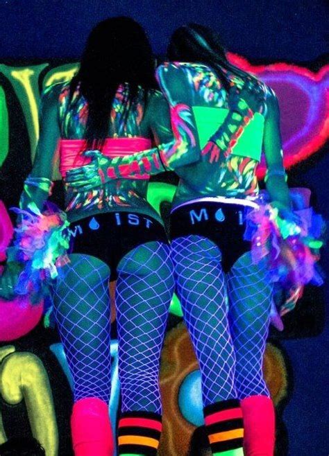 Pin By Hanna On I Heart The Weekend Rave Girls Neon Rave Outfits