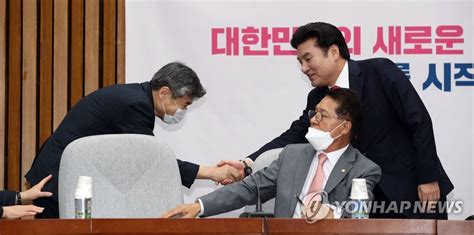 조태용 당선인과 인사하는 원유철 대표 연합뉴스