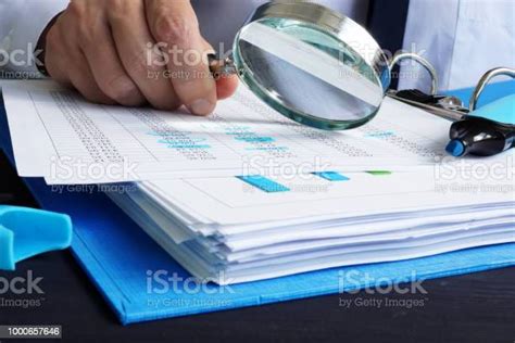 감사는 재무 문서와 함께 일하고 있다 감사 또는 평가입니다 회계에 대한 스톡 사진 및 기타 이미지 회계 세금 내부 Istock