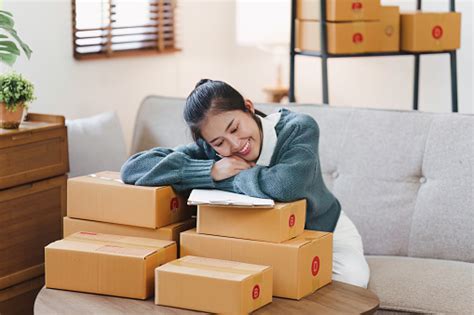 중소기업 중소기업 소유자 소포 E비즈니스 마케팅 온라인 상점 중소기업과 함께 일하는 여성 기업가 개념에 대한 스톡 사진 및 기타 이미지 Istock